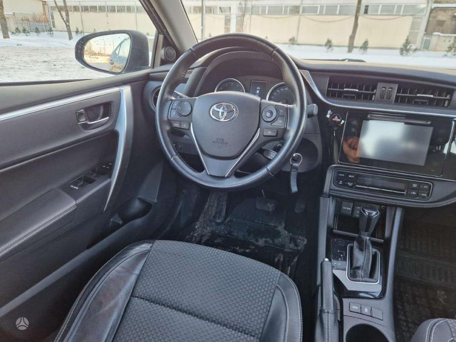 Grey Toyota Corolla 2018 in Ukmerge, with an engine capacity of 1.60 L and mileage of 113 thousand km for 10900 €, photo 10 on AUTOMOTO.COM.LV