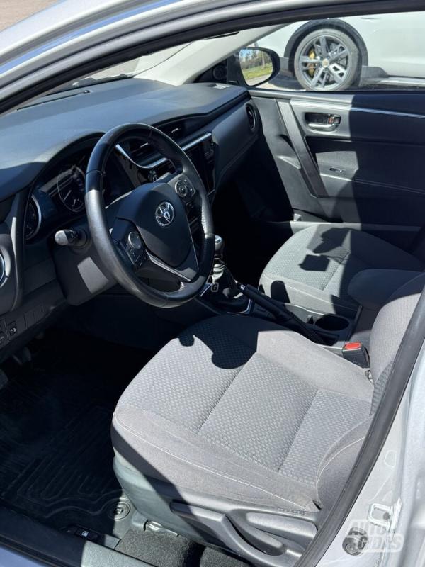 Grey Toyota Corolla 2018 in Kaunas, with an engine capacity of 1.60 L and mileage of 133 thousand km for 11500 €, photo 7 on AUTOMOTO.COM.LV