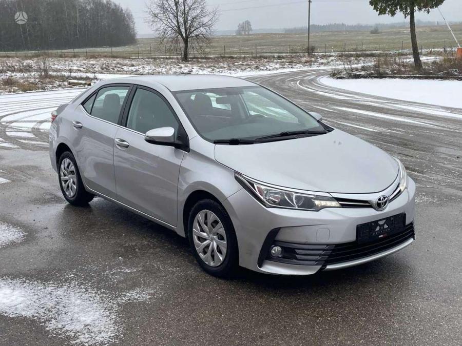Grey Toyota Corolla 2018 in Ukmerge, with an engine capacity of 1.60 L and mileage of 154 thousand km for 5900 €, photo 3 on AUTOMOTO.COM.LV