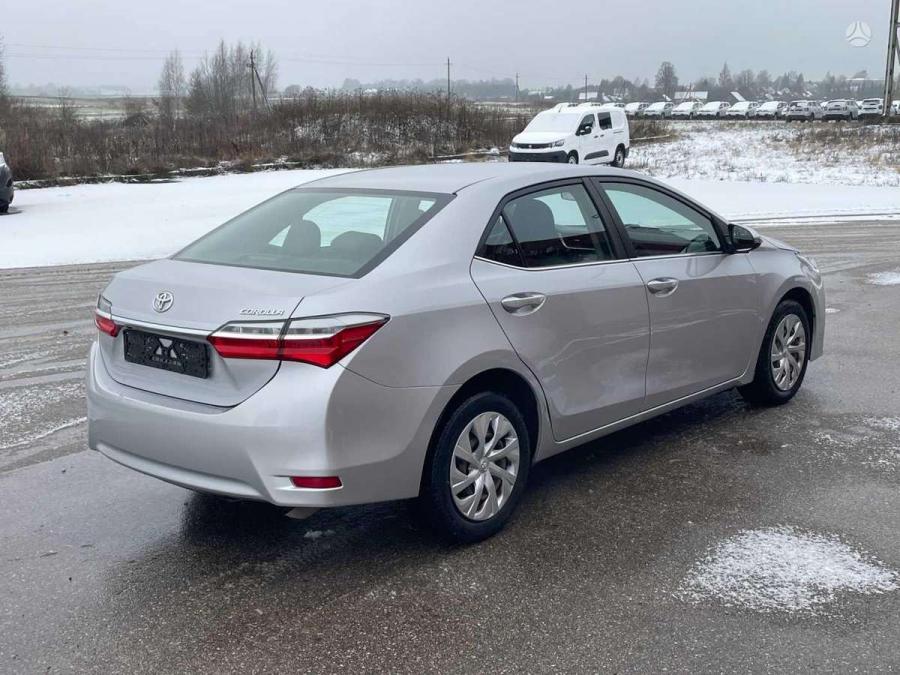 Grey Toyota Corolla 2018 in Ukmerge, with an engine capacity of 1.60 L and mileage of 154 thousand km for 5900 €, photo 4 on AUTOMOTO.COM.LV