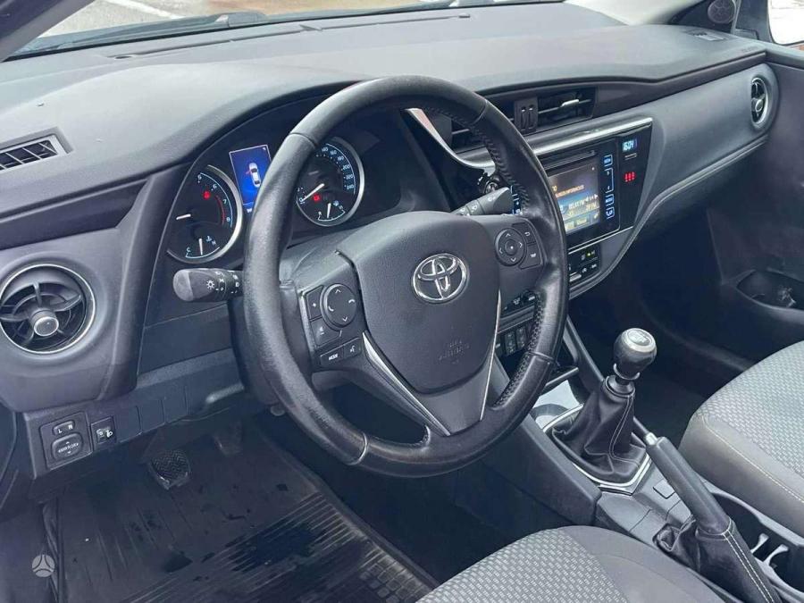 Grey Toyota Corolla 2018 in Ukmerge, with an engine capacity of 1.60 L and mileage of 154 thousand km for 5900 €, photo 6 on AUTOMOTO.COM.LV