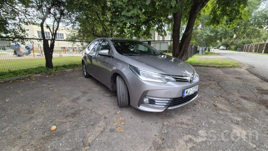 Pelēks Toyota Corolla 2018 Rīga, ar dzinēja tilpumu 1.60 L un nobraukumu 102 tūkst. km par 11990 €, foto 3 vietnē AUTOMOTO.COM.LV
