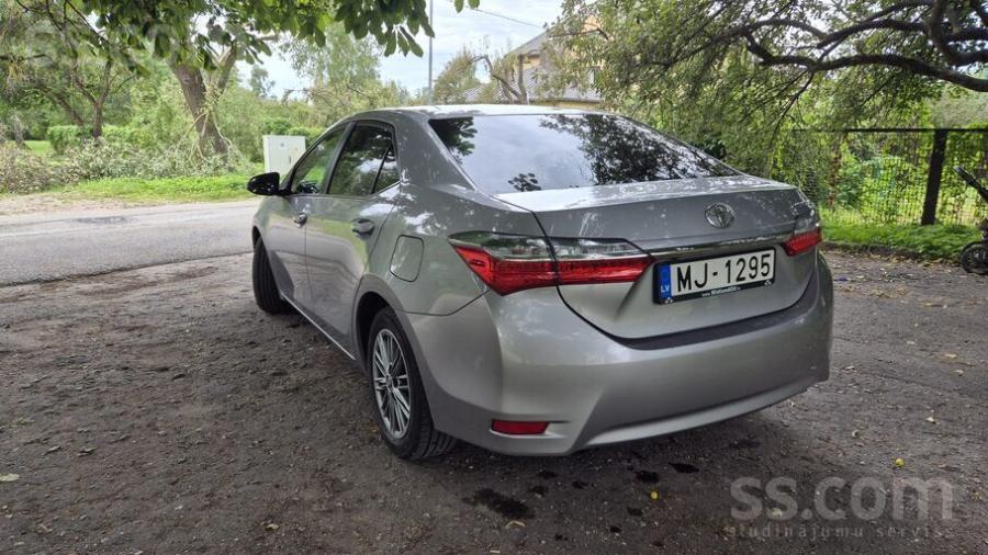 Pelēks Toyota Corolla 2018 Rīga, ar dzinēja tilpumu 1.60 L un nobraukumu 102 tūkst. km par 11990 €, foto 5 vietnē AUTOMOTO.COM.LV