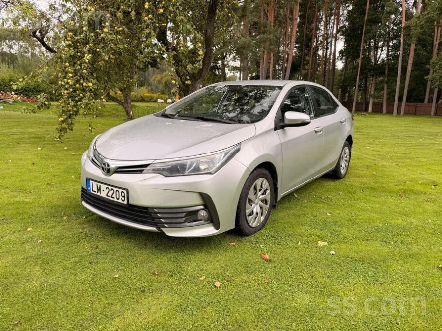 Grey Toyota Corolla 2018 in Jelgava, with an engine capacity of 1.60 L and mileage of 103 thousand km for 11900 €, photo 3 on AUTOMOTO.COM.LV