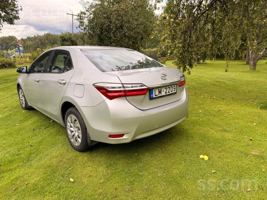 Grey Toyota Corolla 2018 in Jelgava, with an engine capacity of 1.60 L and mileage of 103 thousand km for 11900 €, photo 5 on AUTOMOTO.COM.LV