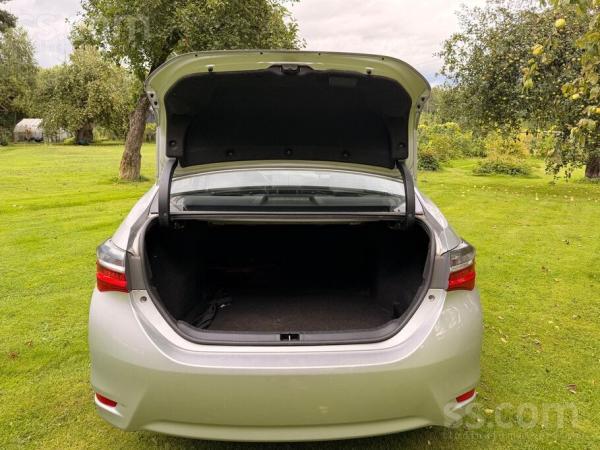 Grey Toyota Corolla 2018 in Jelgava, with an engine capacity of 1.60 L and mileage of 103 thousand km for 11900 €, photo 6 on AUTOMOTO.COM.LV