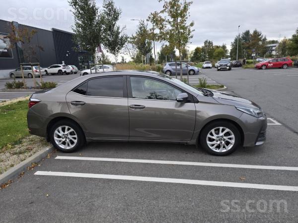 Grey Toyota Corolla 2018 in Riga, with an engine capacity of 1.60 L and mileage of 146 thousand km for 11000 €, photo 3 on AUTOMOTO.COM.LV