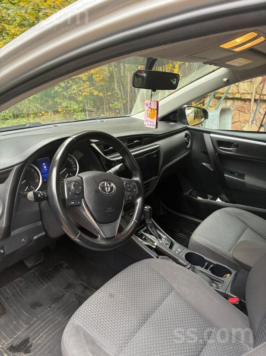 Grey Toyota Corolla 2018 in Jurmala, with an engine capacity of 1.60 L and mileage of 168 thousand km for 9900 €, photo 6 on AUTOMOTO.COM.LV