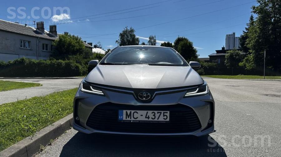 Grey Toyota Corolla 2019 in Riga, with an engine capacity of 1.60 L and mileage of 49 thousand km for 21500 €, photo 3 on AUTOMOTO.COM.LV