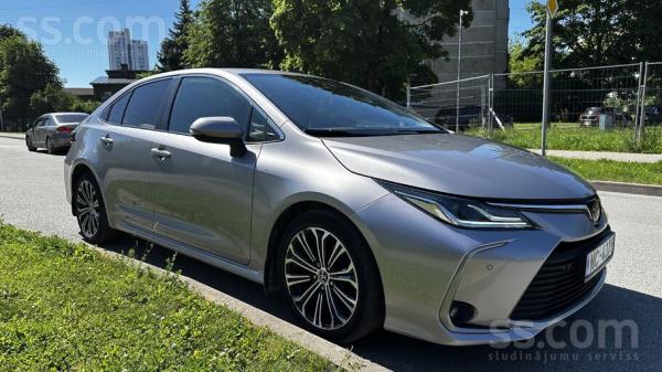 Grey Toyota Corolla 2019 in Riga, with an engine capacity of 1.60 L and mileage of 49 thousand km for 21500 €, photo 3 on AUTOMOTO.COM.LV