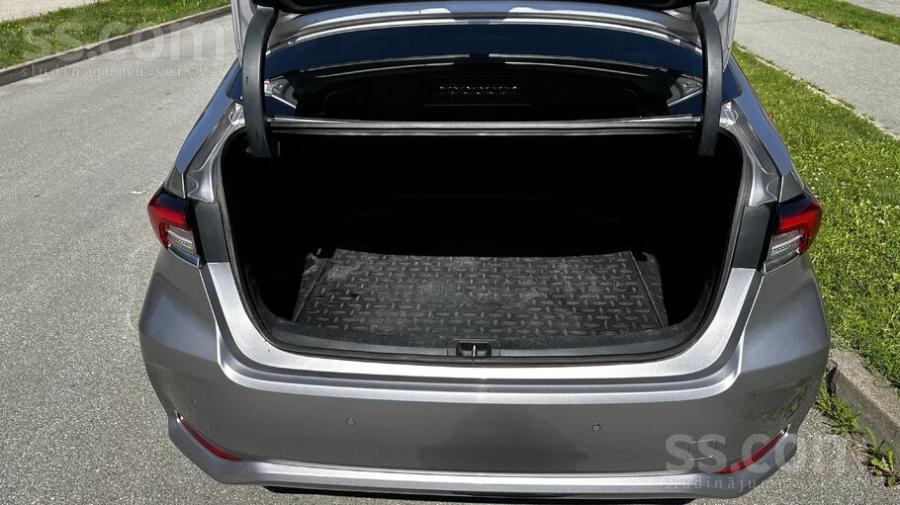 Grey Toyota Corolla 2019 in Riga, with an engine capacity of 1.60 L and mileage of 49 thousand km for 21500 €, photo 9 on AUTOMOTO.COM.LV