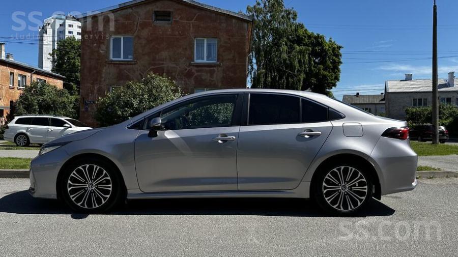 Grey Toyota Corolla 2019 in Riga, with an engine capacity of 1.60 L and mileage of 49 thousand km for 21500 €, photo 12 on AUTOMOTO.COM.LV