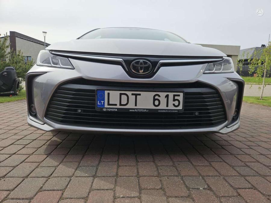 Grey Toyota Corolla 2019 in Klaipeda, with an engine capacity of 1.60 L and mileage of 124 thousand km for 12500 €, photo 1 on AUTOMOTO.COM.LV