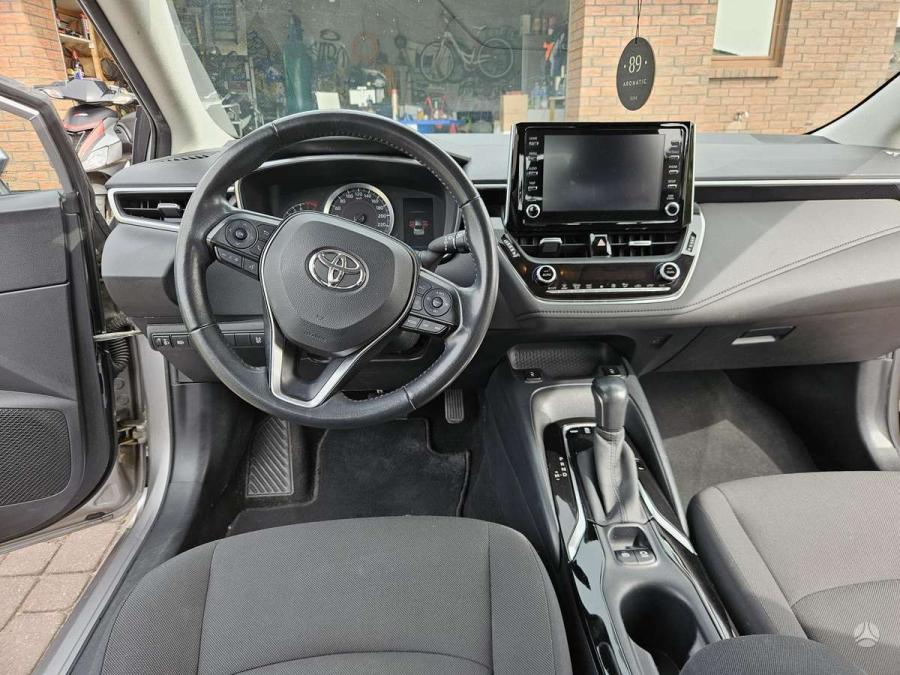 Grey Toyota Corolla 2019 in Klaipeda, with an engine capacity of 1.60 L and mileage of 124 thousand km for 12500 €, photo 6 on AUTOMOTO.COM.LV