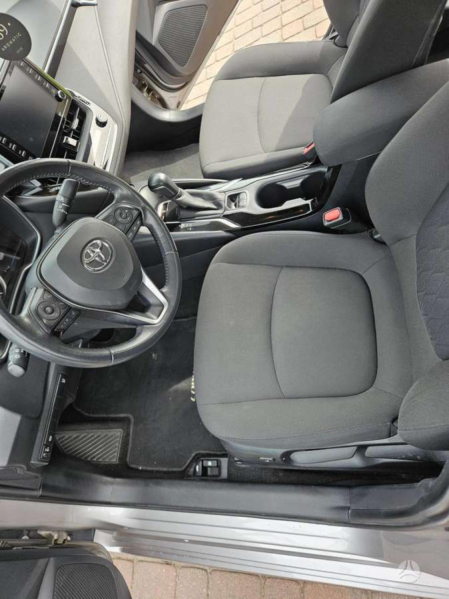 Grey Toyota Corolla 2019 in Klaipeda, with an engine capacity of 1.60 L and mileage of 124 thousand km for 12500 €, photo 8 on AUTOMOTO.COM.LV