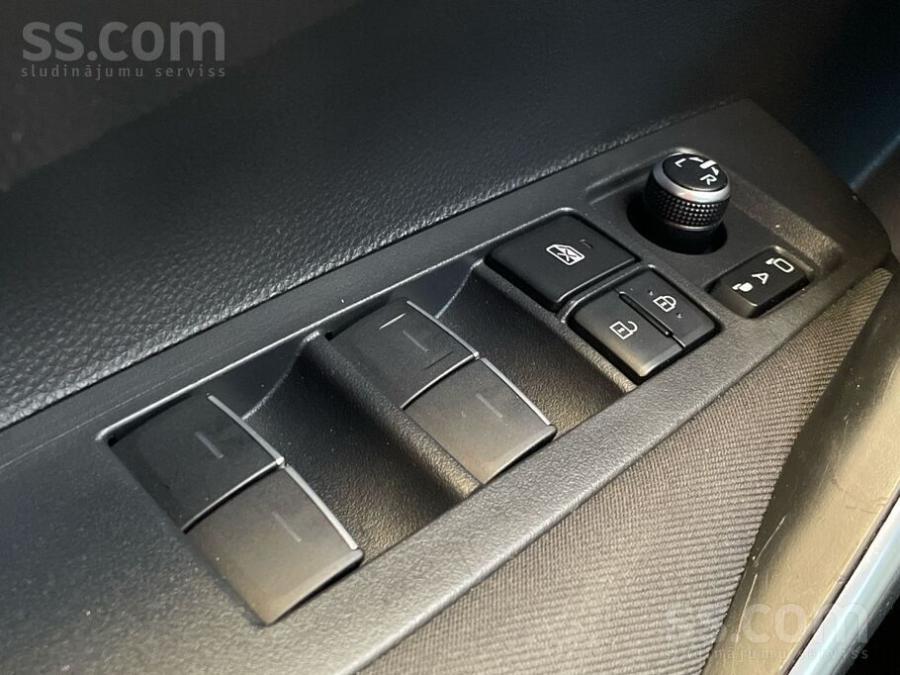 Grey Toyota Corolla 2019 in Riga, with an engine capacity of 1.60 L and mileage of 148 thousand km for 13590 €, photo 26 on AUTOMOTO.COM.LV