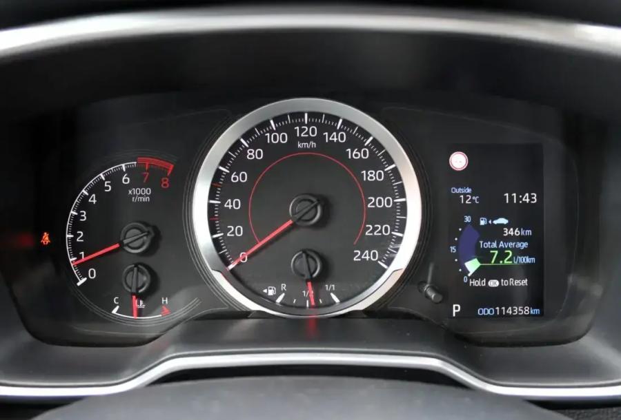 Grey Toyota Corolla 2019 in Riga, with an engine capacity of 1.60 L and mileage of 115 thousand km for 14990 €, photo 7 on AUTOMOTO.COM.LV