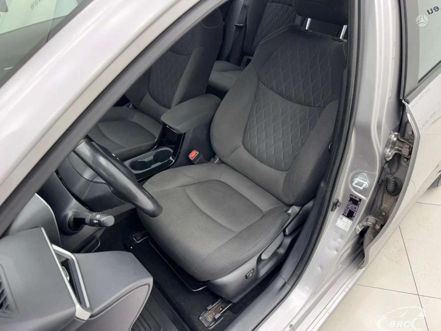Grey Toyota Corolla 2020 in Vilnius, with an engine capacity of 1.60 L and mileage of 185 thousand km for 11950 €, photo 9 on AUTOMOTO.COM.LV
