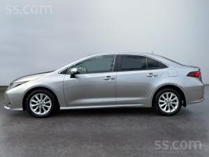 Grey Toyota Corolla 2020 in Riga, with an engine capacity of 1.60 L and mileage of 43 thousand km for 16150 €, photo 3 on AUTOMOTO.COM.LV