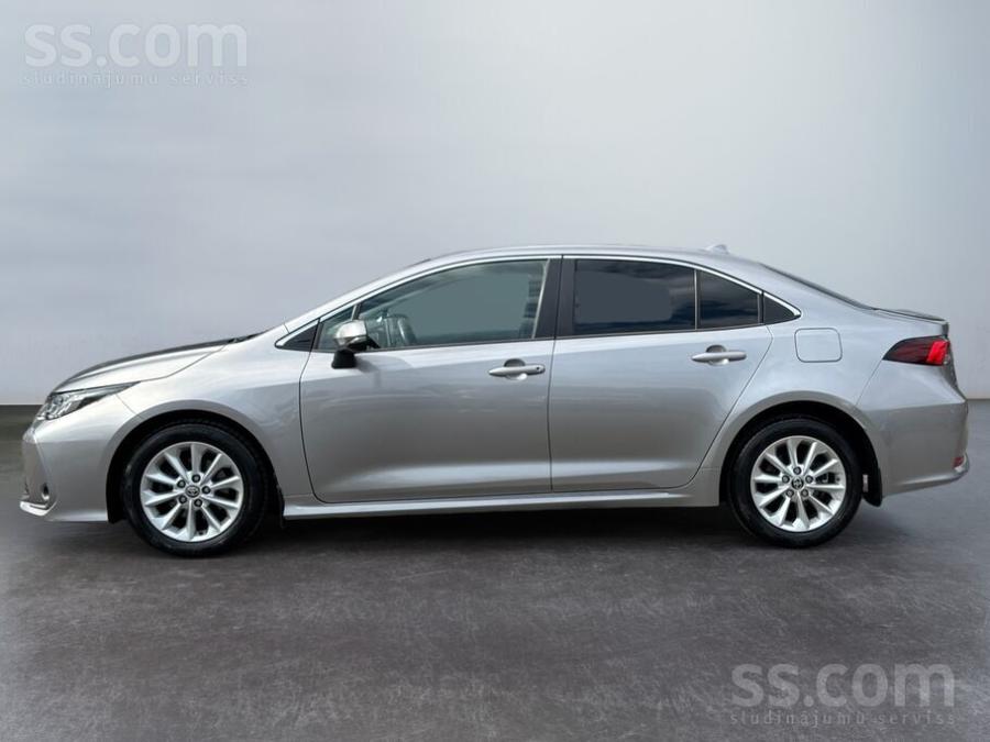 Grey Toyota Corolla 2020 in Riga, with an engine capacity of 1.60 L and mileage of 43 thousand km for 16150 €, photo 3 on AUTOMOTO.COM.LV