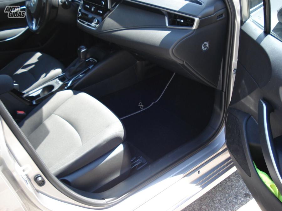 Grey Toyota Corolla 2020 in Vilnius, with an engine capacity of 1.80 L and mileage of 71 thousand km for 15999 €, photo 9 on AUTOMOTO.COM.LV