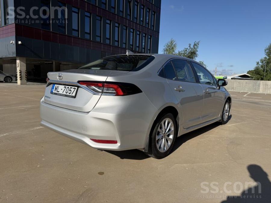 Grey Toyota Corolla 2020 in Riga, with an engine capacity of 1.60 L and mileage of 106 thousand km for 14490 €, photo 3 on AUTOMOTO.COM.LV