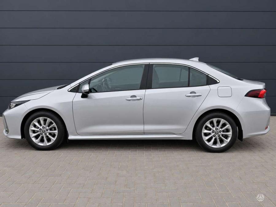 Grey Toyota Corolla 2020 in Vilnius, with an engine capacity of 1.60 L and mileage of 156 thousand km for 14990 €, photo 3 on AUTOMOTO.COM.LV