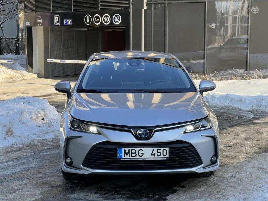 Grey Toyota Corolla 2021 in Vilnius, with an engine capacity of 1.80 L and mileage of 152 thousand km for 16000 €, photo 2 on AUTOMOTO.COM.LV