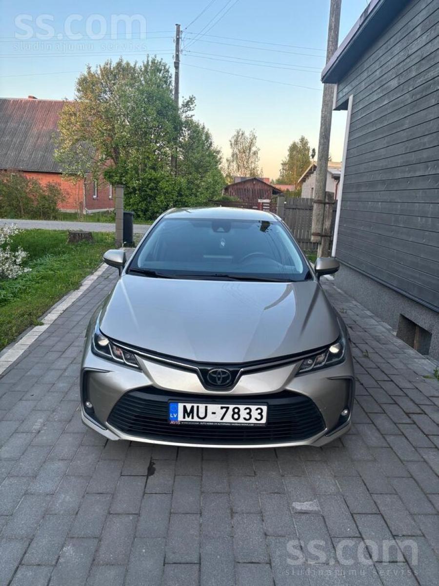 Grey Toyota Corolla 2021 in Aizkraukle, with an engine capacity of 1.50 L and mileage of 193 thousand km for 13600 €, photo 3 on AUTOMOTO.COM.LV