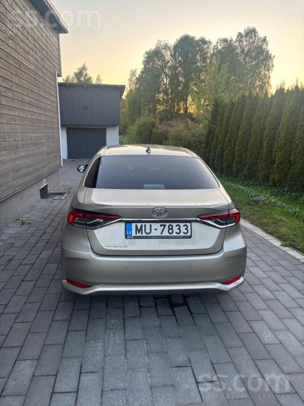 Grey Toyota Corolla 2021 in Aizkraukle, with an engine capacity of 1.50 L and mileage of 193 thousand km for 13600 €, photo 3 on AUTOMOTO.COM.LV