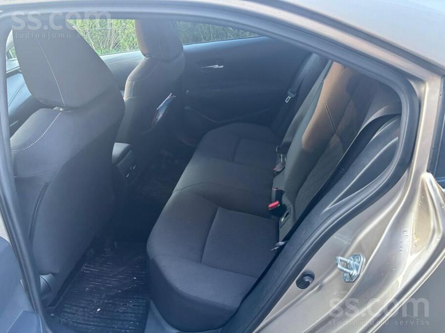 Grey Toyota Corolla 2021 in Aizkraukle, with an engine capacity of 1.50 L and mileage of 193 thousand km for 13600 €, photo 13 on AUTOMOTO.COM.LV