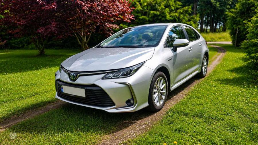 Grey Toyota Corolla 2021 in Utena, with an engine capacity of 1.80 L and mileage of 93 thousand km for 16399 €, photo 1 on AUTOMOTO.COM.LV