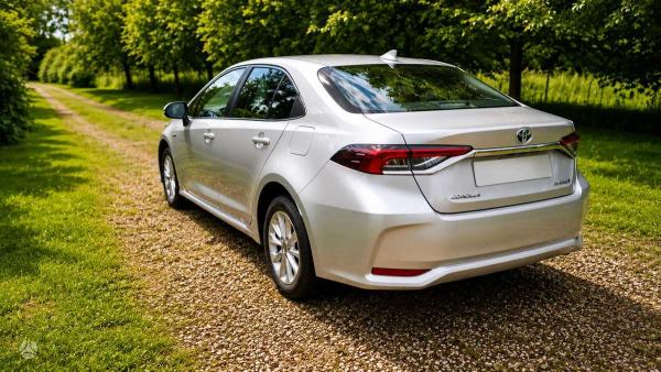 Grey Toyota Corolla 2021 in Utena, with an engine capacity of 1.80 L and mileage of 93 thousand km for 16399 €, photo 2 on AUTOMOTO.COM.LV