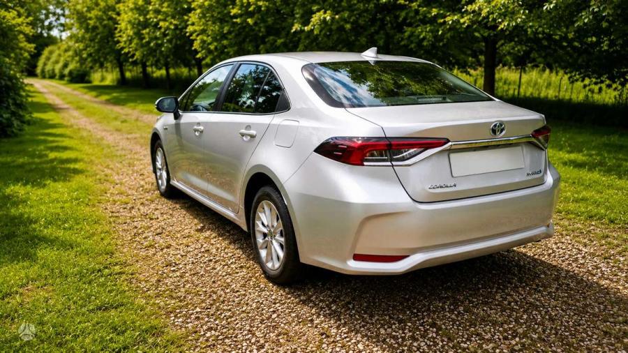 Grey Toyota Corolla 2021 in Utena, with an engine capacity of 1.80 L and mileage of 93 thousand km for 16399 €, photo 3 on AUTOMOTO.COM.LV
