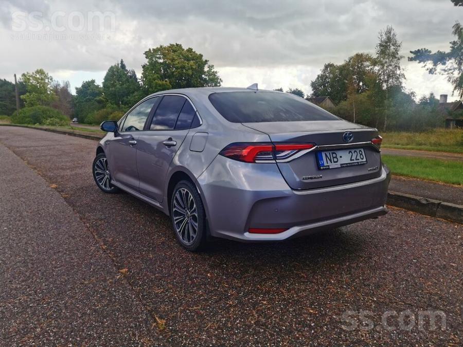 Grey Toyota Corolla 2022 in Ventspils, with an engine capacity of 1.80 L and mileage of 13 thousand km for 21500 €, photo 2 on AUTOMOTO.COM.LV