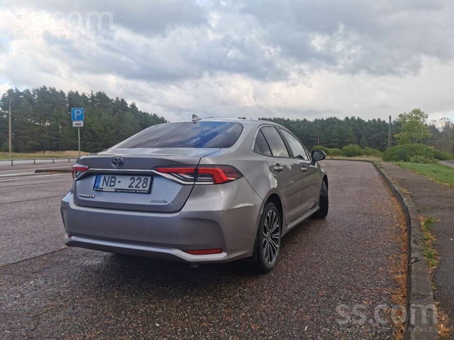 Grey Toyota Corolla 2022 in Ventspils, with an engine capacity of 1.80 L and mileage of 13 thousand km for 21500 €, photo 3 on AUTOMOTO.COM.LV