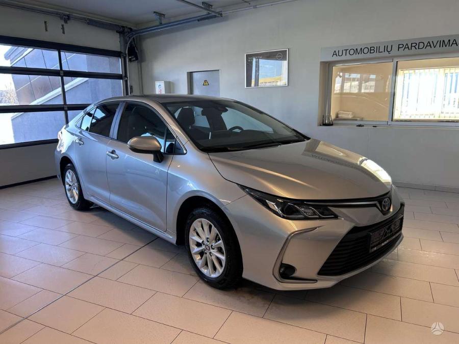 Pelēks Toyota Corolla 2022 Šauļi, ar dzinēja tilpumu 1.80 L un nobraukumu 22 tūkst. km par 20800 €, foto 1 vietnē AUTOMOTO.COM.LV