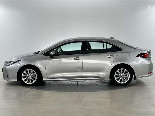 Grey Toyota Corolla 2022 in Vilnius, with an engine capacity of 1.49 L and mileage of 109 thousand km for 16900 €, photo 3 on AUTOMOTO.COM.LV