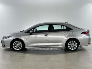 Grey Toyota Corolla 2022 in Vilnius, with an engine capacity of 1.49 L and mileage of 109 thousand km for 16900 €, photo 4 on AUTOMOTO.COM.LV