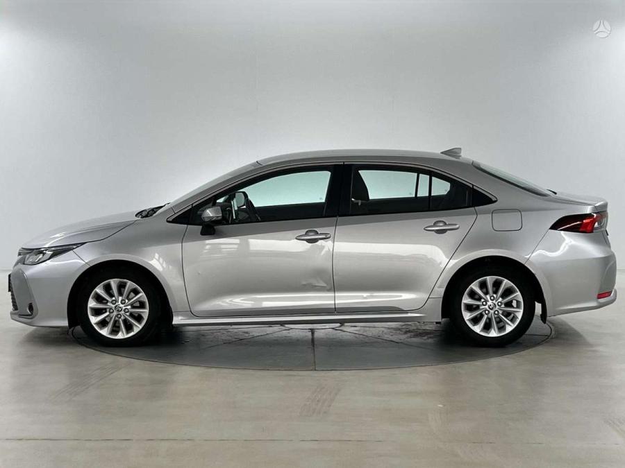 Grey Toyota Corolla 2022 in Vilnius, with an engine capacity of 1.49 L and mileage of 109 thousand km for 16900 €, photo 4 on AUTOMOTO.COM.LV