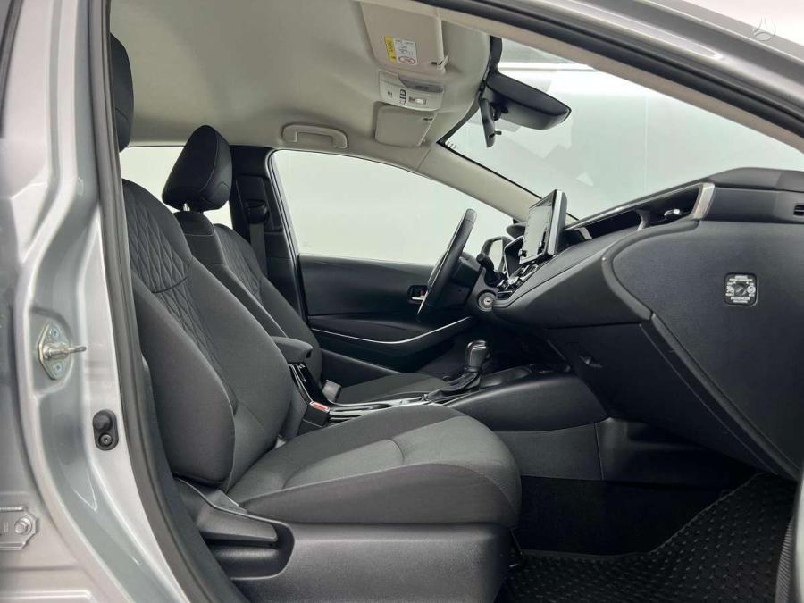 Grey Toyota Corolla 2022 in Vilnius, with an engine capacity of 1.49 L and mileage of 109 thousand km for 16900 €, photo 7 on AUTOMOTO.COM.LV
