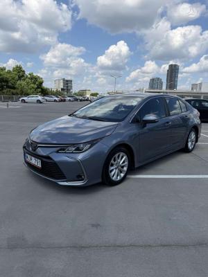 Grey Toyota Corolla 2022 in Vilnius, with an engine capacity of 1.49 L and mileage of 110 thousand km for 15899 €, photo  on AUTOMOTO.COM.LV
