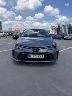 Pelēks Toyota Corolla 2022 Viļņa, ar dzinēja tilpumu 1.49 L un nobraukumu 110 tūkst. km par 15899 €, foto 3 vietnē AUTOMOTO.COM.LV