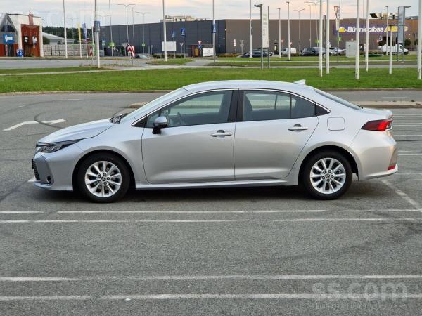 Grey Toyota Corolla 2023 in Riga, with an engine capacity of 1.50 L and mileage of 60 thousand km for 17100 €, photo 3 on AUTOMOTO.COM.LV