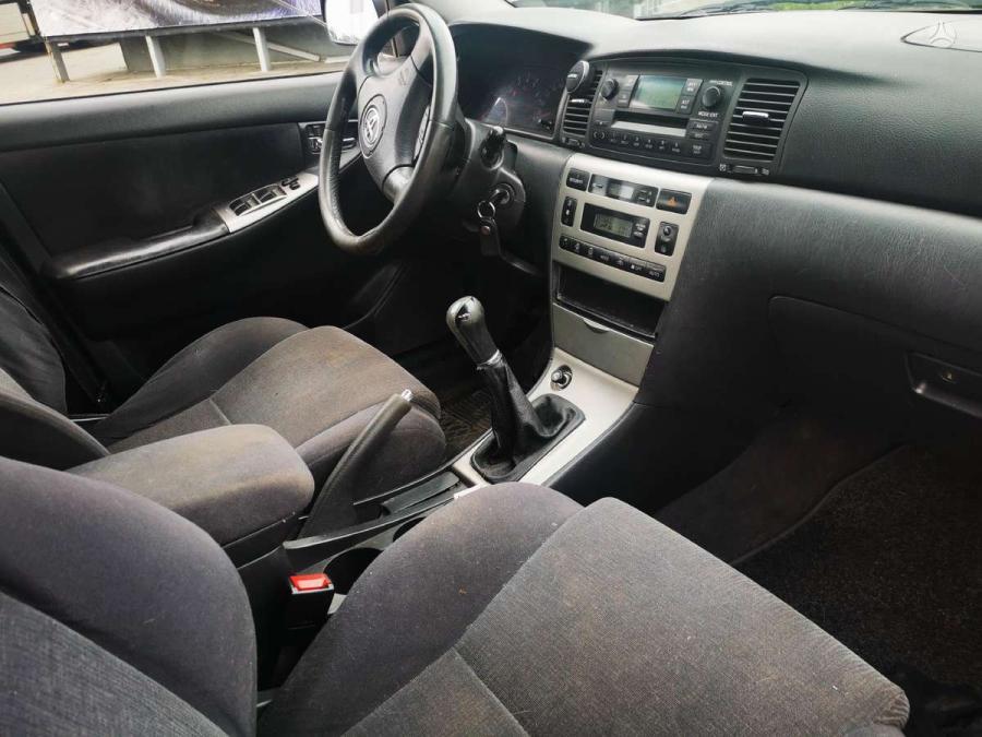 Pelēks Toyota Corolla 2003 Viļņa, ar dzinēja tilpumu 2.00 L un nobraukumu 312 tūkst. km par 980 €, foto 2 vietnē AUTOMOTO.COM.LV