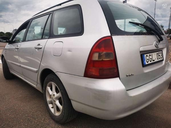Grey Toyota Corolla 2003 in Vilnius, with an engine capacity of 2.00 L and mileage of 312 thousand km for 980 €, photo 3 on AUTOMOTO.COM.LV