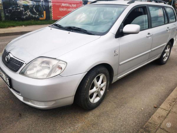 Grey Toyota Corolla 2003 in Vilnius, with an engine capacity of 2.00 L and mileage of 312 thousand km for 980 €, photo 4 on AUTOMOTO.COM.LV