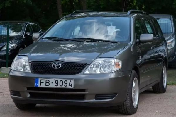 Pelēks Toyota Corolla 2003 Grobiņa, ar dzinēja tilpumu 1.60 L un nobraukumu 330 tūkst. km par 1500 €, foto 1 vietnē AUTOMOTO.COM.LV
