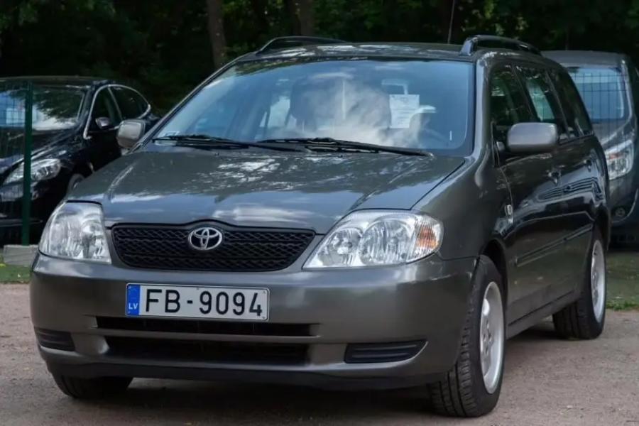 Pelēks Toyota Corolla 2003 Grobiņa, ar dzinēja tilpumu 1.60 L un nobraukumu 330 tūkst. km par 1500 €, foto 1 vietnē AUTOMOTO.COM.LV