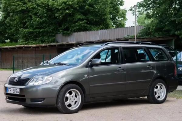 Pelēks Toyota Corolla 2003 Grobiņa, ar dzinēja tilpumu 1.60 L un nobraukumu 330 tūkst. km par 1500 €, foto 2 vietnē AUTOMOTO.COM.LV